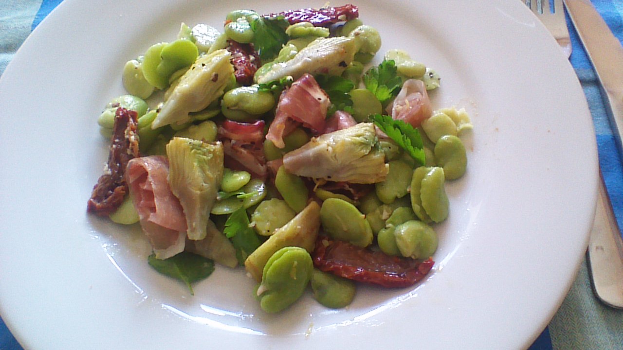 Salade fraîche de fèves aux coeurs d’artichauts et tomates confites ...